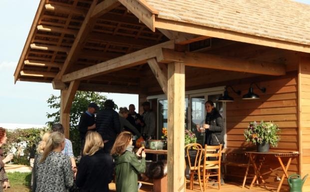Signe Wenneberg får overdraget ”Brombærhuset” | Forest Stewardship Council